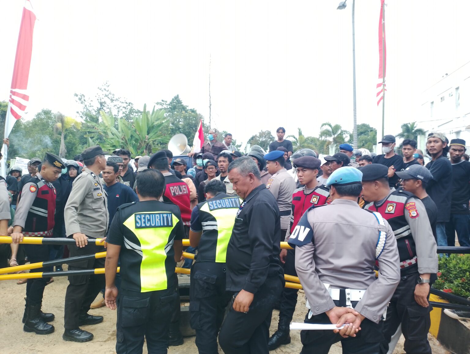 Puluhan Petani Tambak dan Nelayan Malili Seruduk Kantor CLM Hasilnya ...